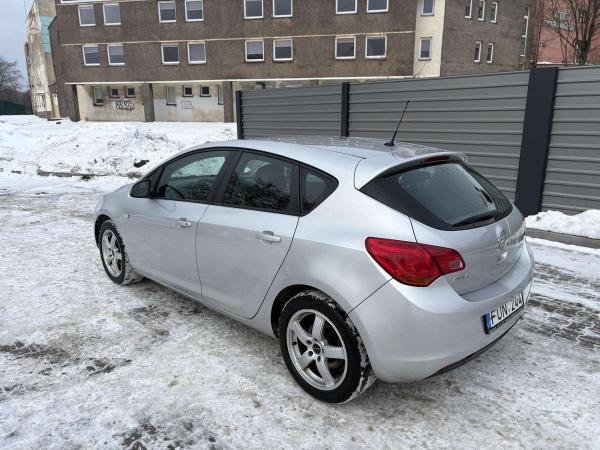 Grey Opel Astra 2012 in Klaipeda, with an engine capacity of 1.69 L and mileage of 277 thousand km for 2550 €, photo 8 on AUTOMOTO.COM.LV