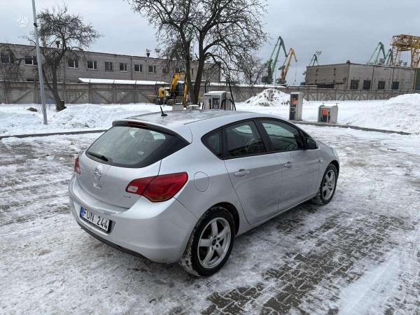 Grey Opel Astra 2012 in Klaipeda, with an engine capacity of 1.69 L and mileage of 277 thousand km for 2550 €, photo 9 on AUTOMOTO.COM.LV