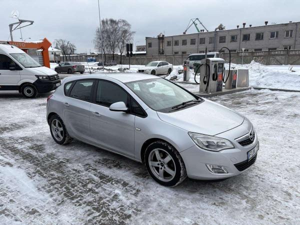 Grey Opel Astra 2012 in Klaipeda, with an engine capacity of 1.69 L and mileage of 277 thousand km for 2550 €, photo 10 on AUTOMOTO.COM.LV
