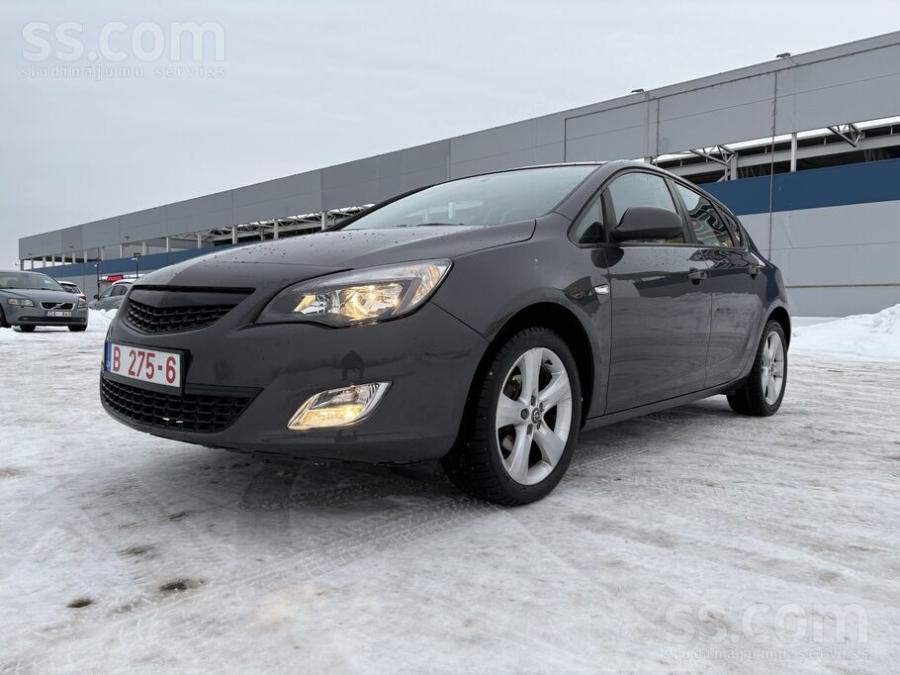 Pelēks Opel Astra 2012 Daugavpils, ar dzinēja tilpumu 1.40 L un nobraukumu 266 tūkst. km par 3950 €, foto 1 vietnē AUTOMOTO.COM.LV