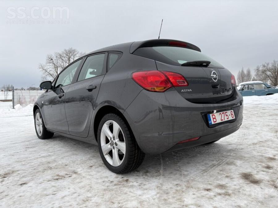 Pelēks Opel Astra 2012 Daugavpils, ar dzinēja tilpumu 1.40 L un nobraukumu 266 tūkst. km par 3950 €, foto 4 vietnē AUTOMOTO.COM.LV
