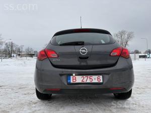 Pelēks Opel Astra 2012 Daugavpils, ar dzinēja tilpumu 1.40 L un nobraukumu 266 tūkst. km par 3950 €, foto 5 vietnē AUTOMOTO.COM.LV