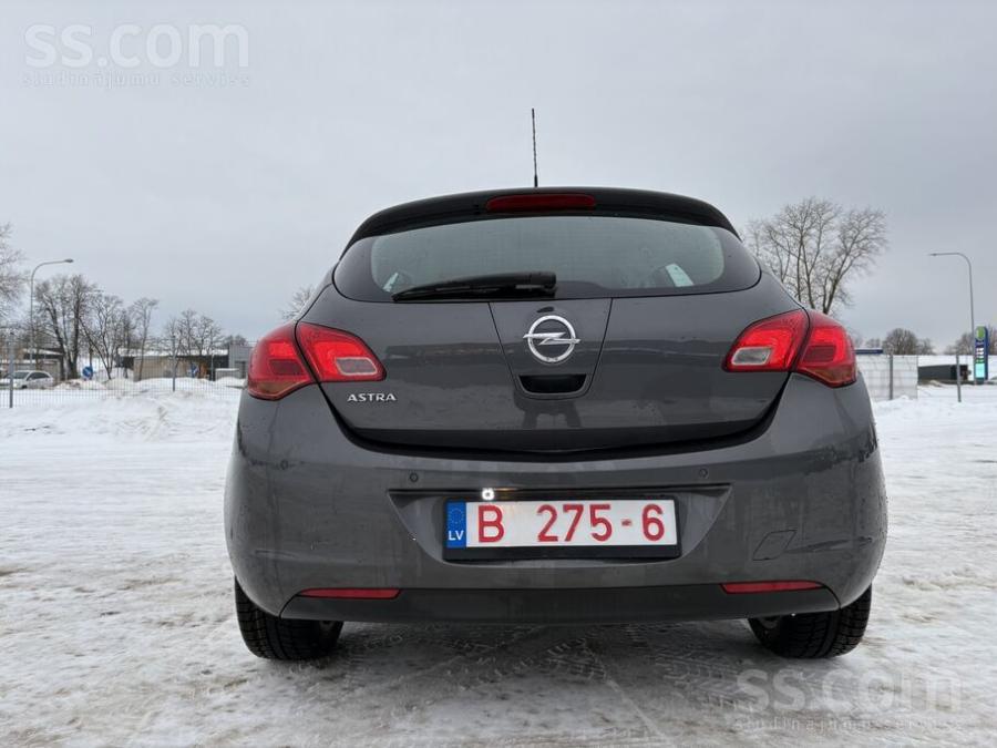 Pelēks Opel Astra 2012 Daugavpils, ar dzinēja tilpumu 1.40 L un nobraukumu 266 tūkst. km par 3950 €, foto 5 vietnē AUTOMOTO.COM.LV