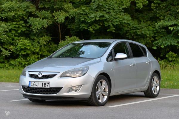 Grey Opel Astra 2012 in Kaunas, with an engine capacity of 1.70 L and mileage of 378 thousand km for 2750 €, photo 1 on AUTOMOTO.COM.LV