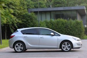 Grey Opel Astra 2012 in Kaunas, with an engine capacity of 1.70 L and mileage of 378 thousand km for 2750 €, photo 4 on AUTOMOTO.COM.LV