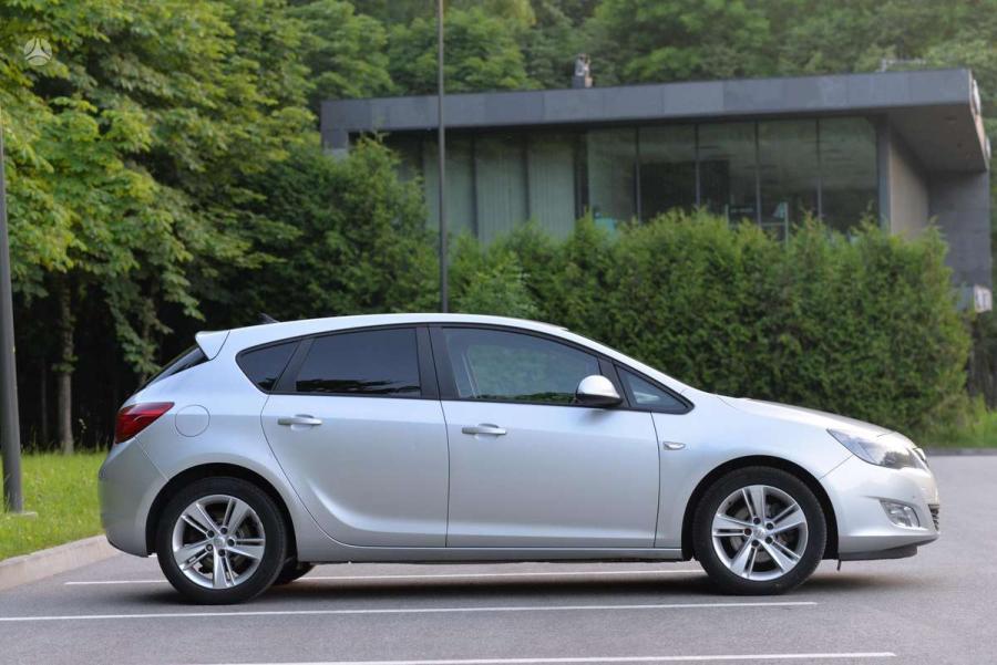 Grey Opel Astra 2012 in Kaunas, with an engine capacity of 1.70 L and mileage of 378 thousand km for 2750 €, photo 4 on AUTOMOTO.COM.LV