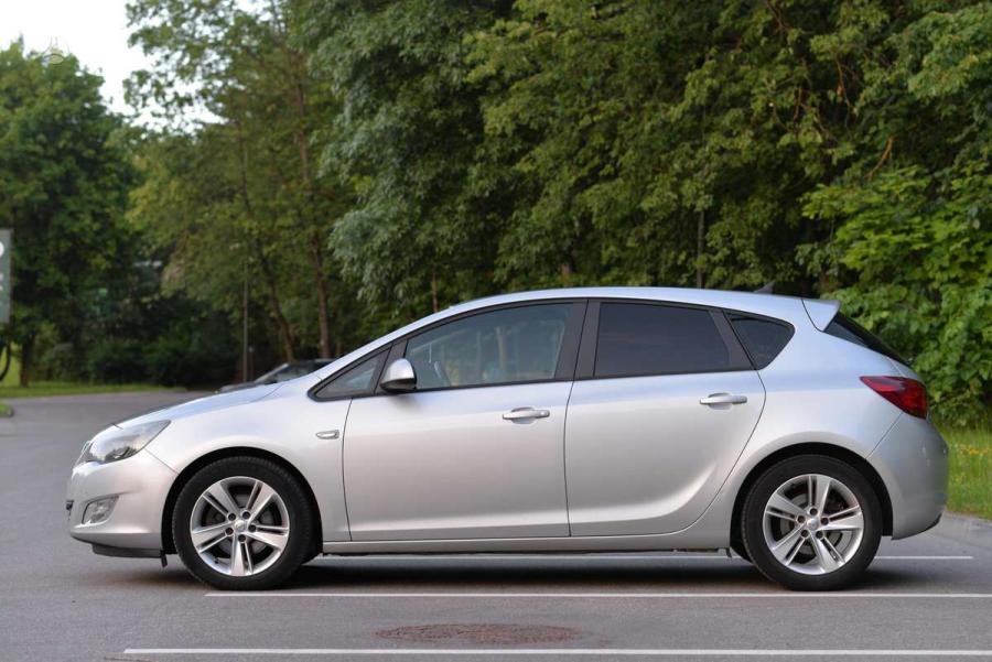 Grey Opel Astra 2012 in Kaunas, with an engine capacity of 1.70 L and mileage of 378 thousand km for 2750 €, photo 5 on AUTOMOTO.COM.LV
