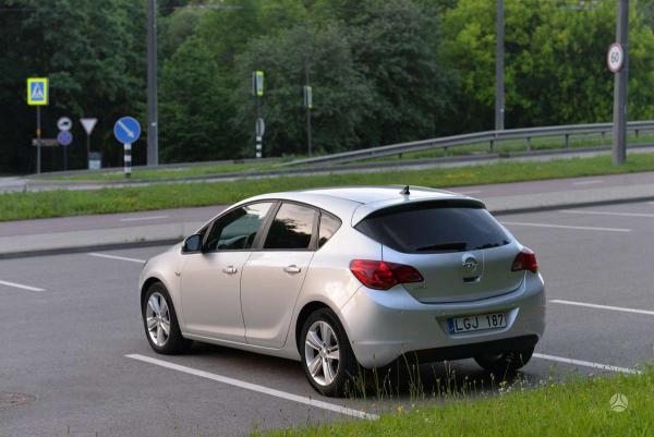 Grey Opel Astra 2012 in Kaunas, with an engine capacity of 1.70 L and mileage of 378 thousand km for 2750 €, photo 5 on AUTOMOTO.COM.LV