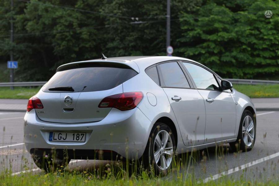 Grey Opel Astra 2012 in Kaunas, with an engine capacity of 1.70 L and mileage of 378 thousand km for 2750 €, photo 7 on AUTOMOTO.COM.LV