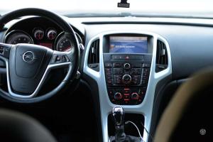 Grey Opel Astra 2012 in Kaunas, with an engine capacity of 1.70 L and mileage of 378 thousand km for 2750 €, photo 9 on AUTOMOTO.COM.LV