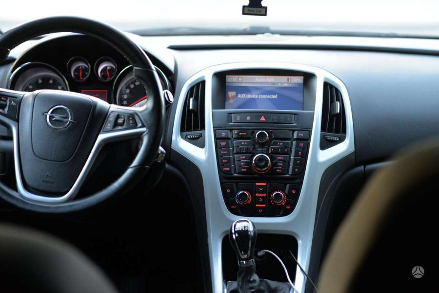 Grey Opel Astra 2012 in Kaunas, with an engine capacity of 1.70 L and mileage of 378 thousand km for 2750 €, photo 9 on AUTOMOTO.COM.LV