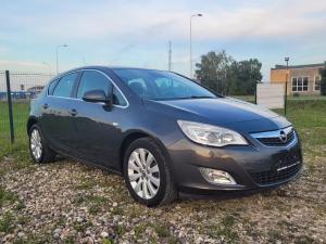 Grey Opel Astra 2012 in Saldus, with an engine capacity of 1.70 L and mileage of 180 thousand km for 5200 €, photo 4 on AUTOMOTO.COM.LV