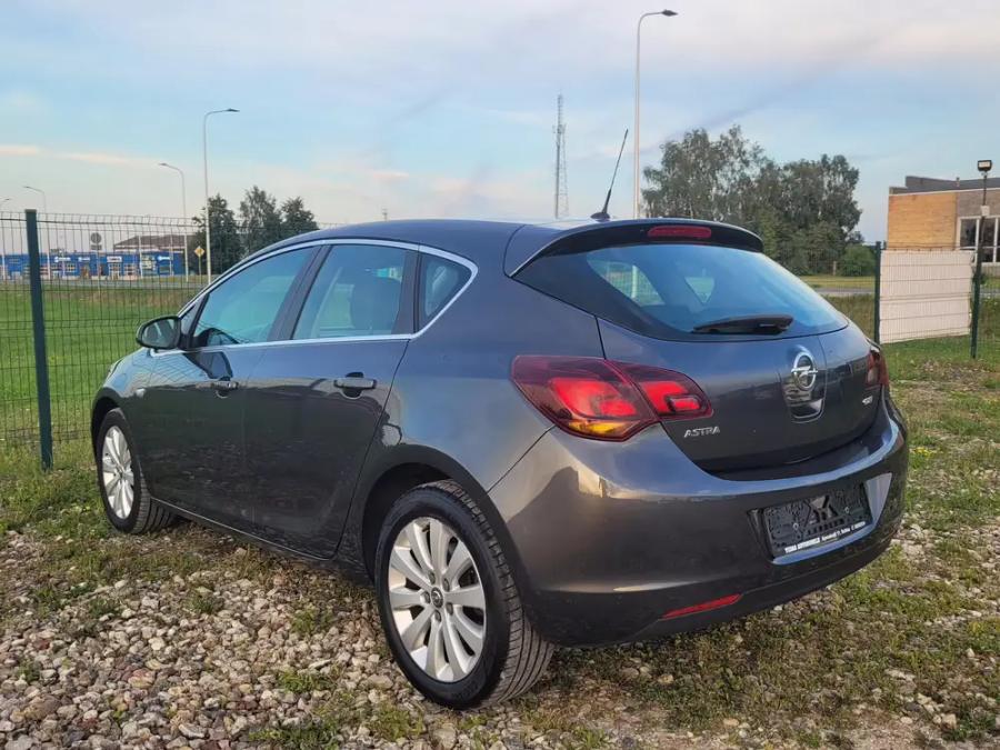 Grey Opel Astra 2012 in Saldus, with an engine capacity of 1.70 L and mileage of 180 thousand km for 5200 €, photo 5 on AUTOMOTO.COM.LV