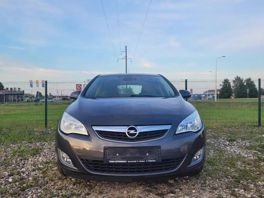 Grey Opel Astra 2012 in Saldus, with an engine capacity of 1.70 L and mileage of 180 thousand km for 5200 €, photo 6 on AUTOMOTO.COM.LV