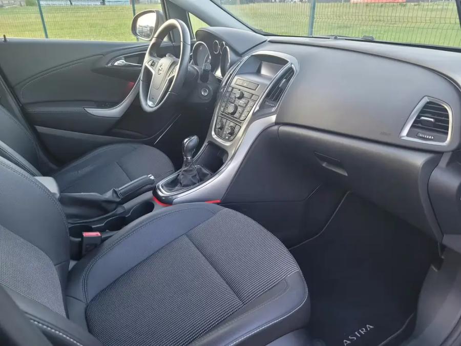 Grey Opel Astra 2012 in Saldus, with an engine capacity of 1.70 L and mileage of 180 thousand km for 5200 €, photo 8 on AUTOMOTO.COM.LV