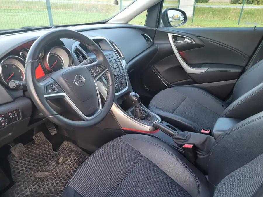 Grey Opel Astra 2012 in Saldus, with an engine capacity of 1.70 L and mileage of 180 thousand km for 5200 €, photo 11 on AUTOMOTO.COM.LV