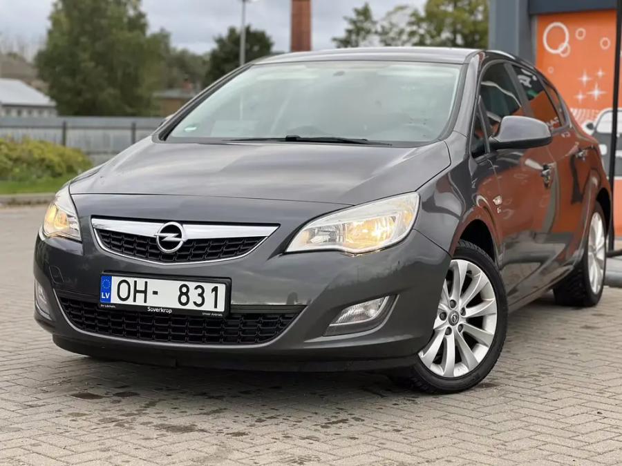 Grey Opel Astra 2012 in Jekabpils, with an engine capacity of 1.70 L and mileage of 260 thousand km for 4990 €, photo 1 on AUTOMOTO.COM.LV