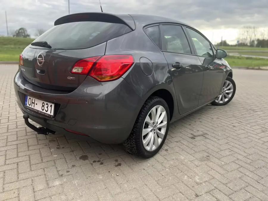 Grey Opel Astra 2012 in Jekabpils, with an engine capacity of 1.70 L and mileage of 260 thousand km for 4990 €, photo 3 on AUTOMOTO.COM.LV