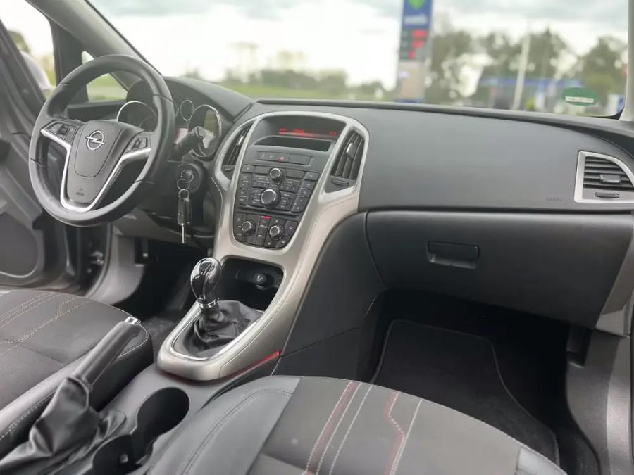 Grey Opel Astra 2012 in Jekabpils, with an engine capacity of 1.70 L and mileage of 260 thousand km for 4990 €, photo 12 on AUTOMOTO.COM.LV