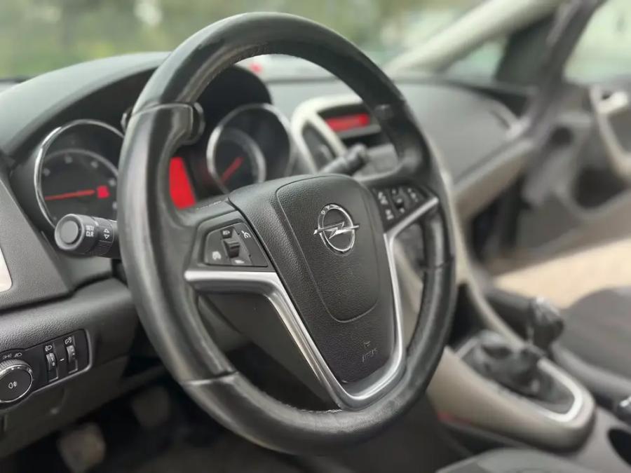 Grey Opel Astra 2012 in Jekabpils, with an engine capacity of 1.70 L and mileage of 260 thousand km for 4990 €, photo 14 on AUTOMOTO.COM.LV