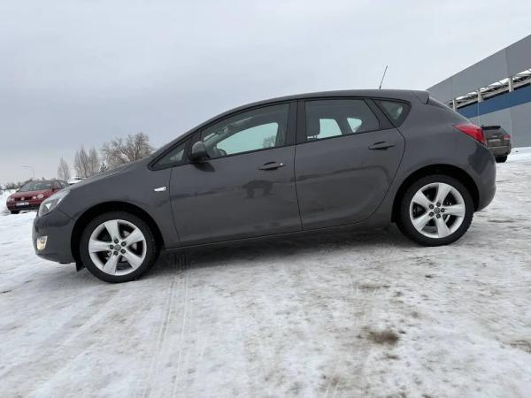 Grey Opel Astra 2012 in Daugavpils, with an engine capacity of 1.40 L and mileage of 266 thousand km for 3950 €, photo 2 on AUTOMOTO.COM.LV