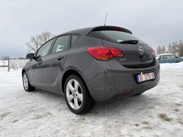 Grey Opel Astra 2012 in Daugavpils, with an engine capacity of 1.40 L and mileage of 266 thousand km for 3950 €, photo 3 on AUTOMOTO.COM.LV