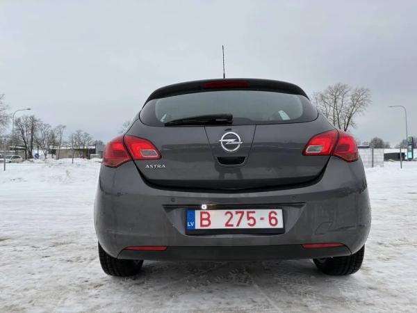 Grey Opel Astra 2012 in Daugavpils, with an engine capacity of 1.40 L and mileage of 266 thousand km for 3950 €, photo 4 on AUTOMOTO.COM.LV