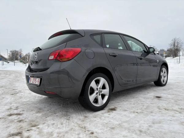 Grey Opel Astra 2012 in Daugavpils, with an engine capacity of 1.40 L and mileage of 266 thousand km for 3950 €, photo 6 on AUTOMOTO.COM.LV