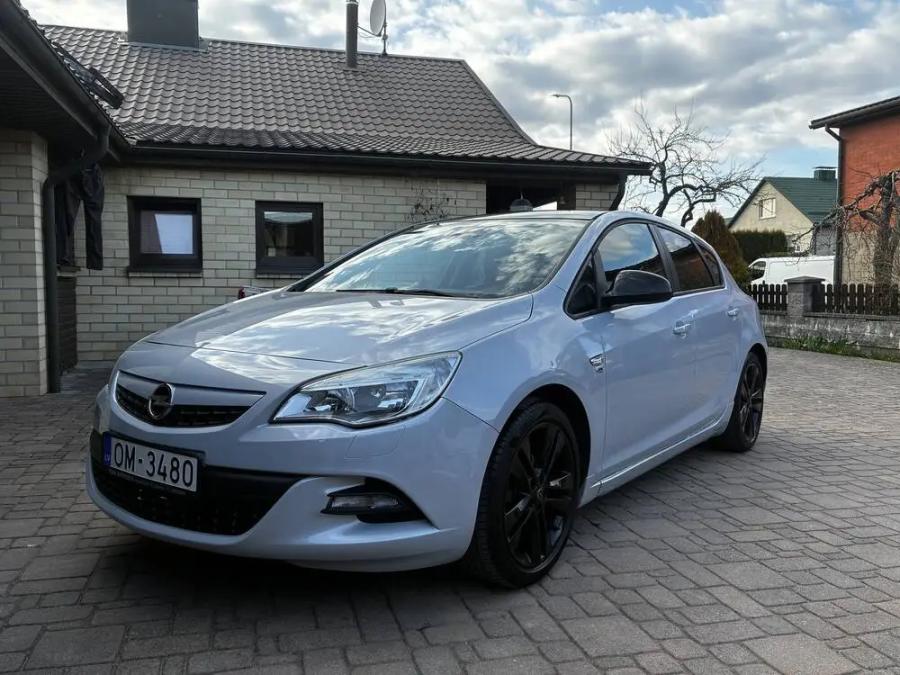 Grey Opel Astra 2012 in Saldus, with an engine capacity of 1.40 L and mileage of 176 thousand km for 4990 €, photo 1 on AUTOMOTO.COM.LV