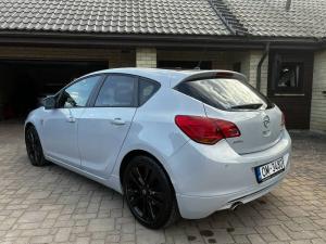 Grey Opel Astra 2012 in Saldus, with an engine capacity of 1.40 L and mileage of 176 thousand km for 4990 €, photo 5 on AUTOMOTO.COM.LV