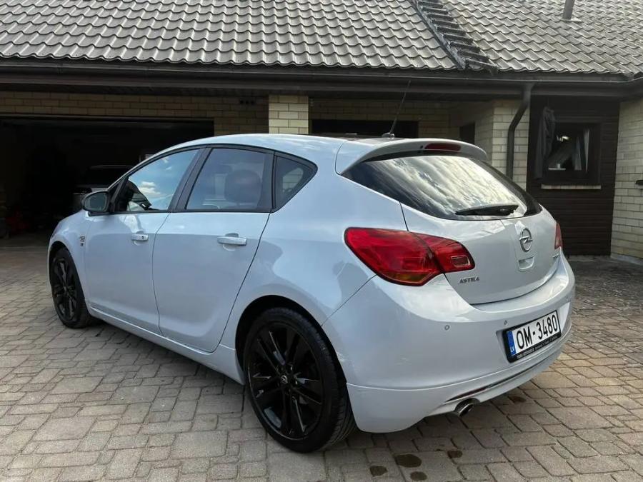 Grey Opel Astra 2012 in Saldus, with an engine capacity of 1.40 L and mileage of 176 thousand km for 4990 €, photo 5 on AUTOMOTO.COM.LV