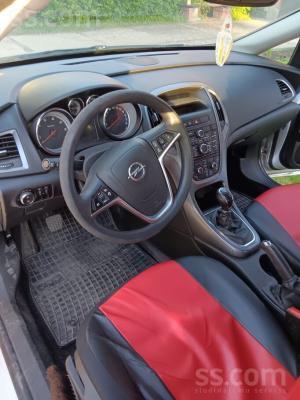 Grey Opel Astra 2012 in Riga, with an engine capacity of 1.70 L and mileage of 267 thousand km for 3300 €, photo 9 on AUTOMOTO.COM.LV