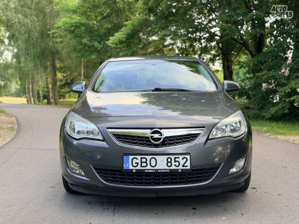 Grey Opel Astra 2012 in Utena, with an engine capacity of 1.70 L and mileage of 332 thousand km for 1750 €, photo 5 on AUTOMOTO.COM.LV