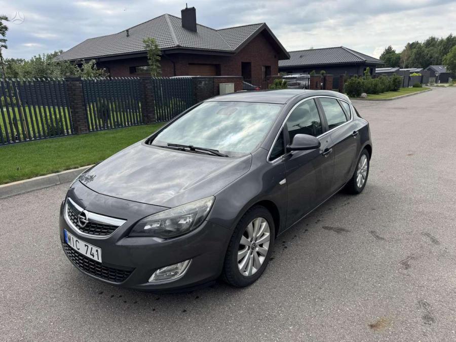 Grey Opel Astra 2012 in Kaunas, with an engine capacity of 1.69 L and mileage of 240 thousand km for 2650 €, photo 1 on AUTOMOTO.COM.LV
