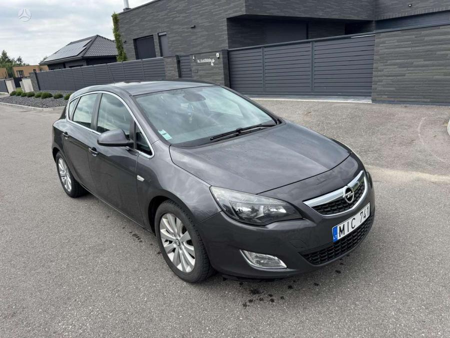 Grey Opel Astra 2012 in Kaunas, with an engine capacity of 1.69 L and mileage of 240 thousand km for 2650 €, photo 3 on AUTOMOTO.COM.LV