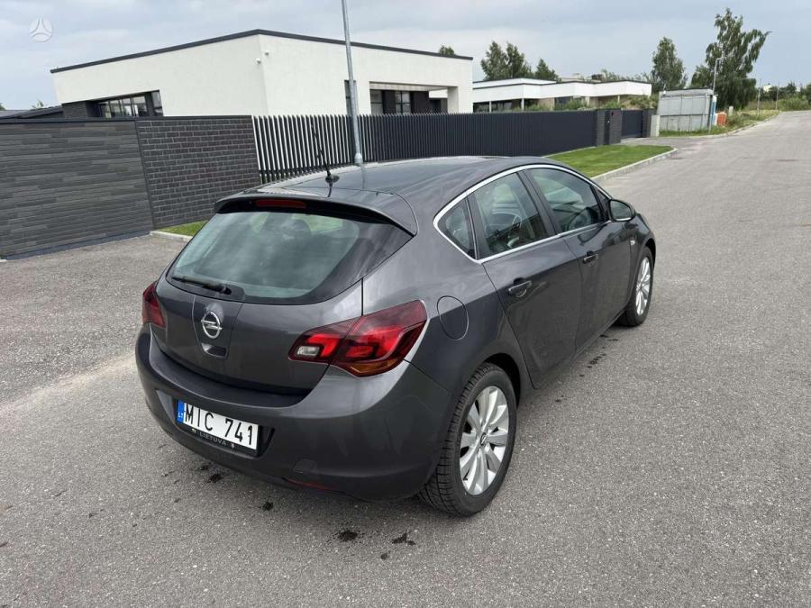 Grey Opel Astra 2012 in Kaunas, with an engine capacity of 1.69 L and mileage of 240 thousand km for 2650 €, photo 4 on AUTOMOTO.COM.LV