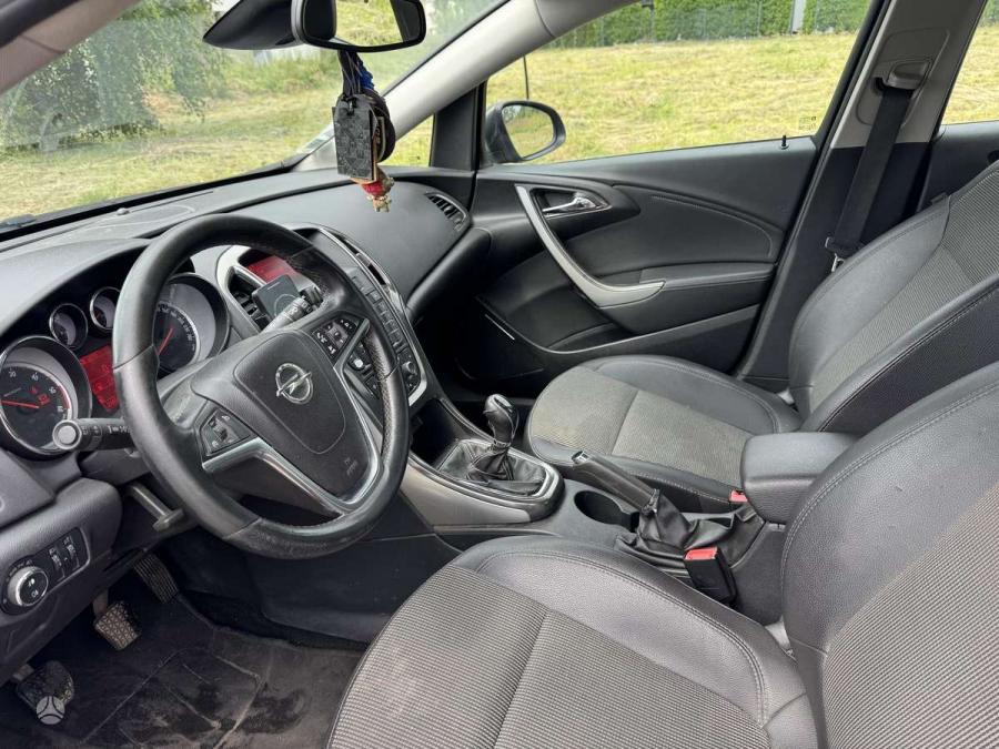 Grey Opel Astra 2012 in Kaunas, with an engine capacity of 1.69 L and mileage of 240 thousand km for 2650 €, photo 6 on AUTOMOTO.COM.LV