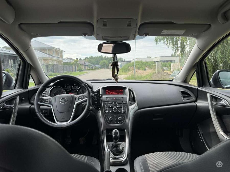 Grey Opel Astra 2012 in Kaunas, with an engine capacity of 1.69 L and mileage of 240 thousand km for 2650 €, photo 8 on AUTOMOTO.COM.LV