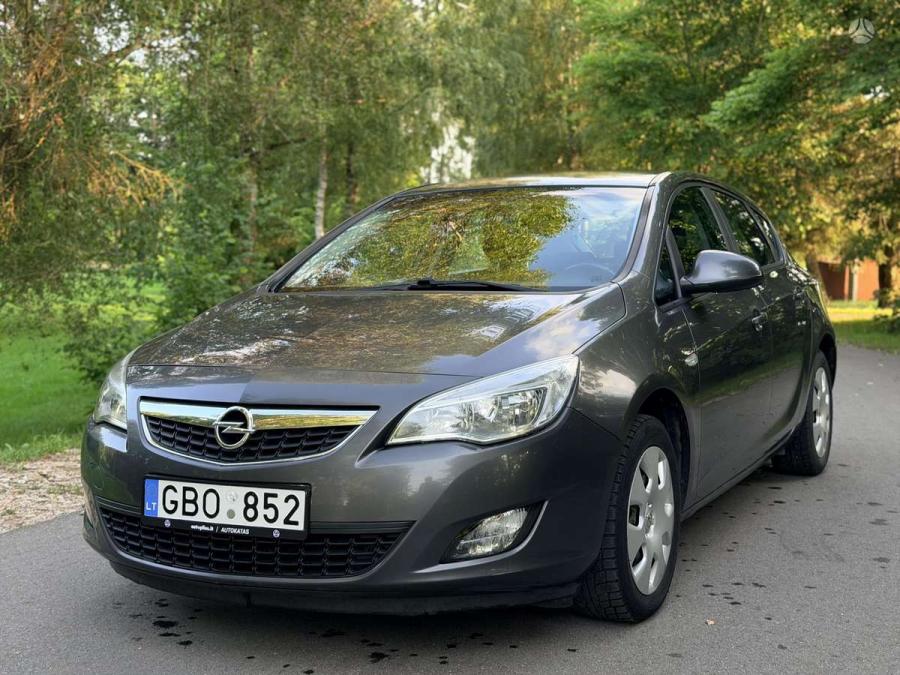 Grey Opel Astra 2012 in Utena, with an engine capacity of 1.69 L and mileage of 332 thousand km for 1750 €, photo 4 on AUTOMOTO.COM.LV
