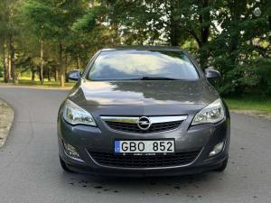 Grey Opel Astra 2012 in Utena, with an engine capacity of 1.69 L and mileage of 332 thousand km for 1750 €, photo 6 on AUTOMOTO.COM.LV