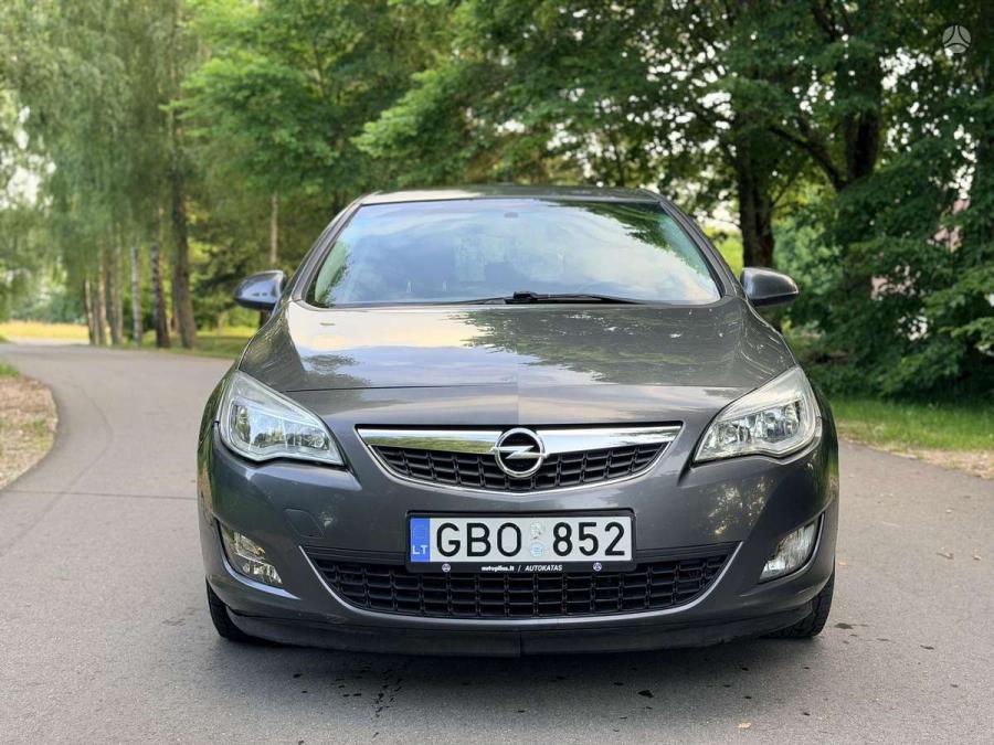 Grey Opel Astra 2012 in Utena, with an engine capacity of 1.69 L and mileage of 332 thousand km for 1750 €, photo 9 on AUTOMOTO.COM.LV