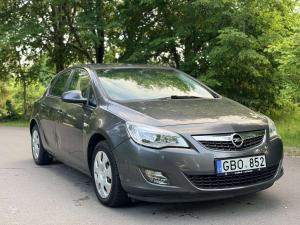 Grey Opel Astra 2012 in Utena, with an engine capacity of 1.69 L and mileage of 332 thousand km for 1750 €, photo 11 on AUTOMOTO.COM.LV