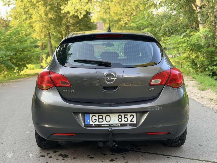 Grey Opel Astra 2012 in Utena, with an engine capacity of 1.69 L and mileage of 332 thousand km for 1750 €, photo 16 on AUTOMOTO.COM.LV