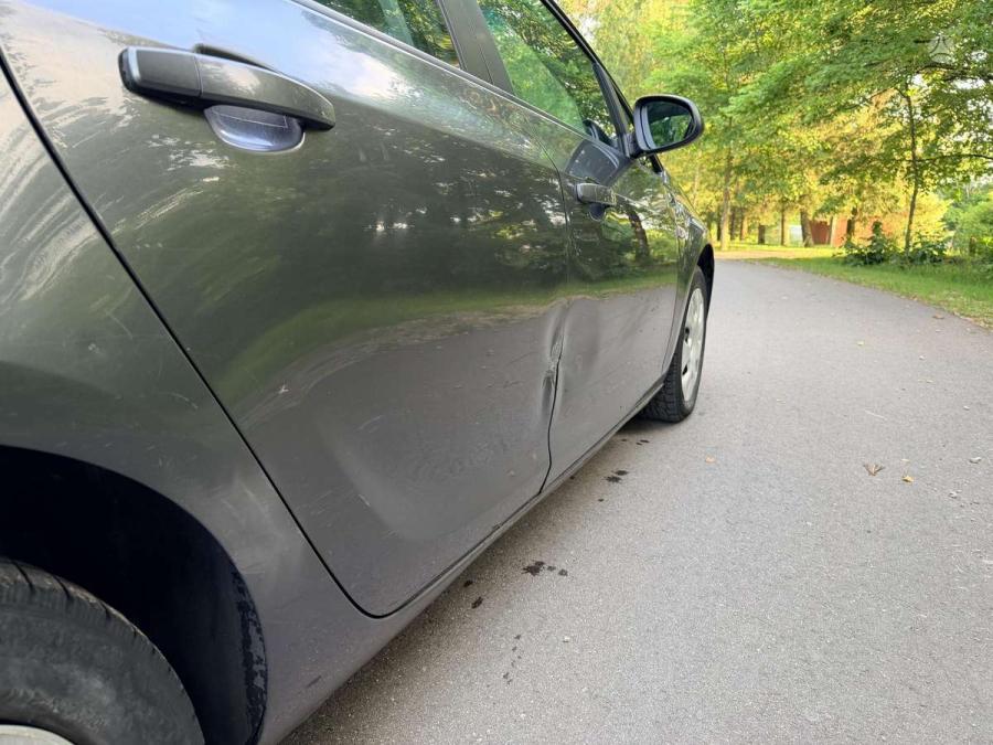 Grey Opel Astra 2012 in Utena, with an engine capacity of 1.69 L and mileage of 332 thousand km for 1750 €, photo 19 on AUTOMOTO.COM.LV