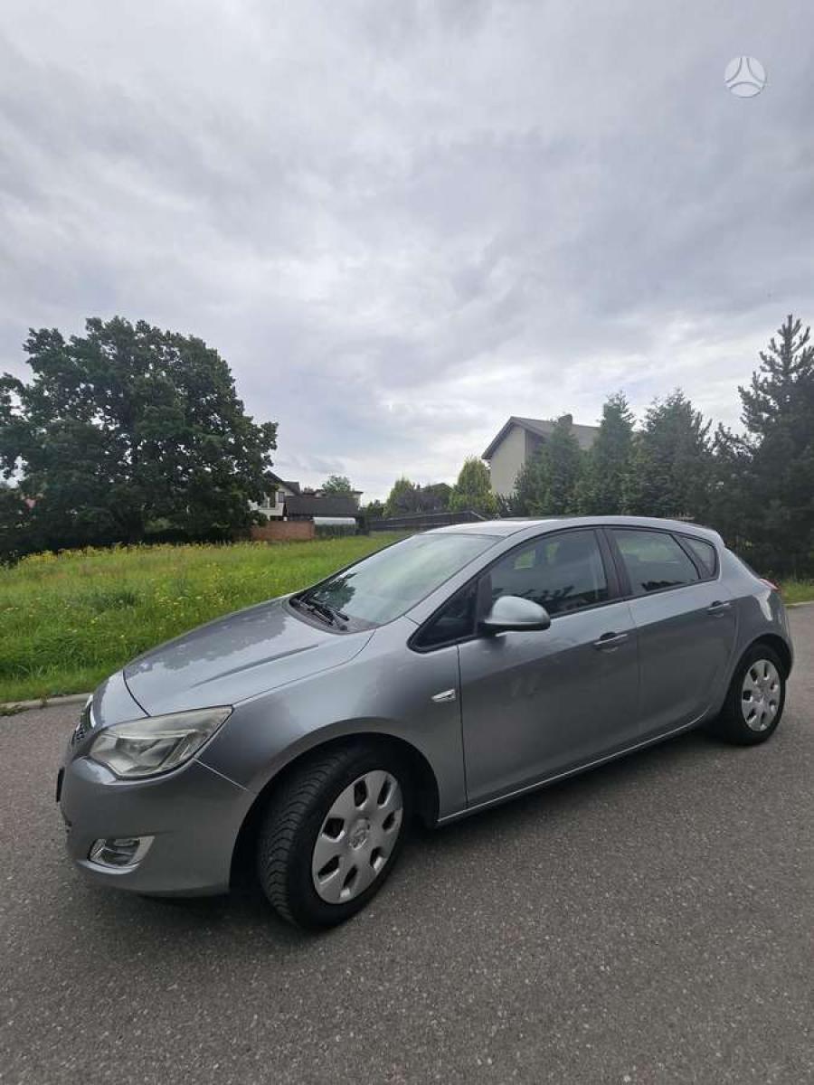 Grey Opel Astra 2012 in Vilnius, with an engine capacity of 1.36 L and mileage of 273 thousand km for 2750 €, photo 1 on AUTOMOTO.COM.LV