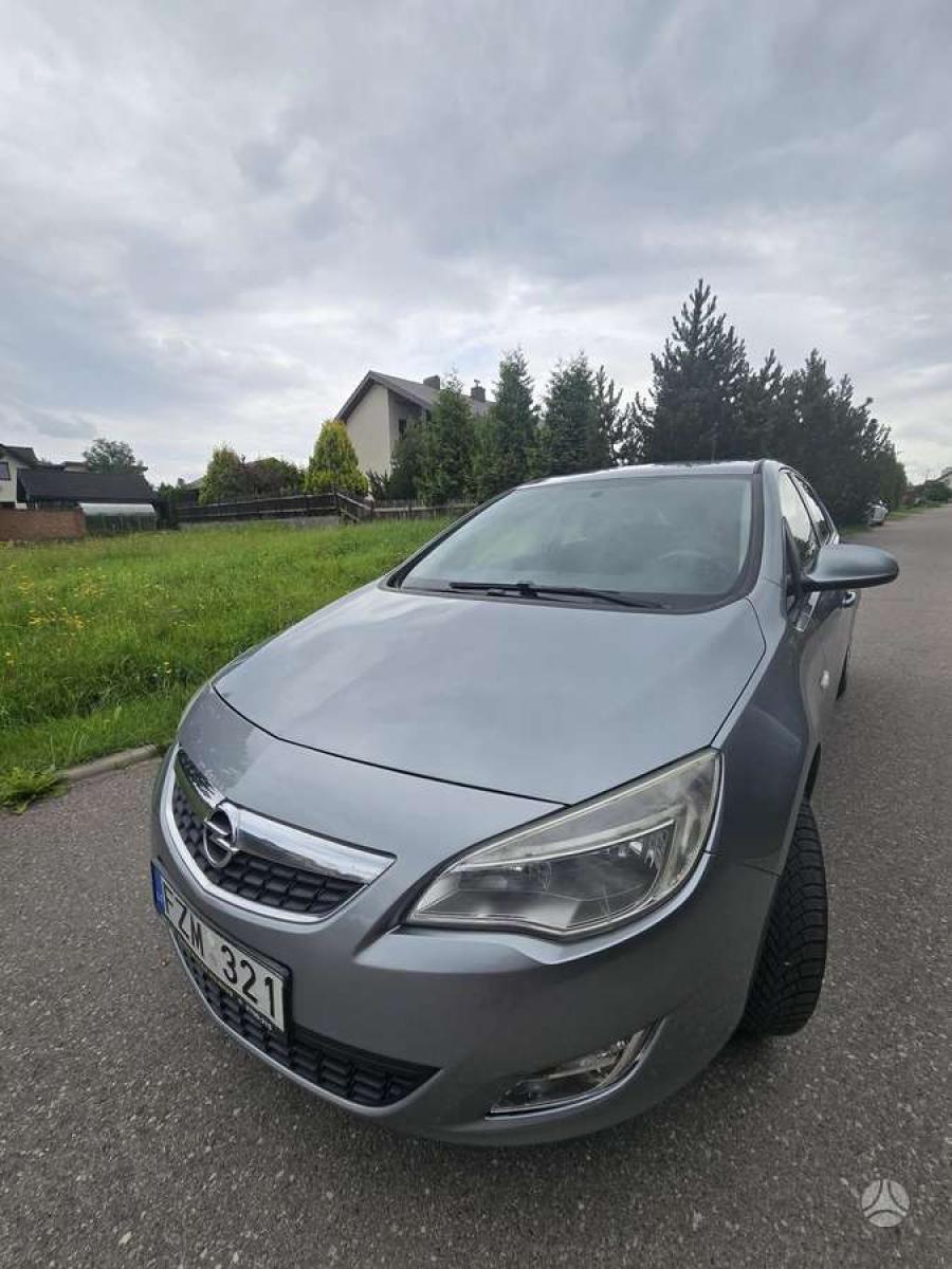 Grey Opel Astra 2012 in Vilnius, with an engine capacity of 1.36 L and mileage of 273 thousand km for 2750 €, photo 3 on AUTOMOTO.COM.LV