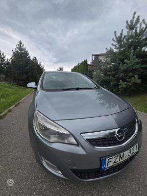 Grey Opel Astra 2012 in Vilnius, with an engine capacity of 1.36 L and mileage of 273 thousand km for 2750 €, photo 4 on AUTOMOTO.COM.LV