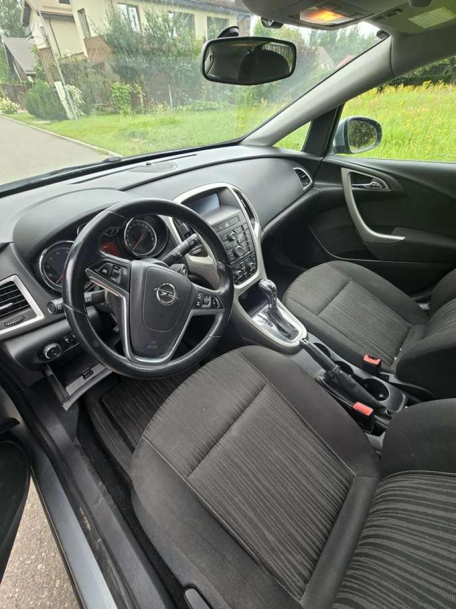 Grey Opel Astra 2012 in Vilnius, with an engine capacity of 1.36 L and mileage of 273 thousand km for 2750 €, photo 5 on AUTOMOTO.COM.LV