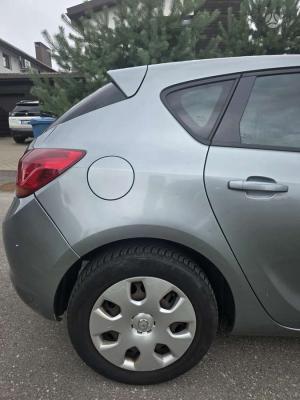 Grey Opel Astra 2012 in Vilnius, with an engine capacity of 1.36 L and mileage of 273 thousand km for 2750 €, photo 8 on AUTOMOTO.COM.LV
