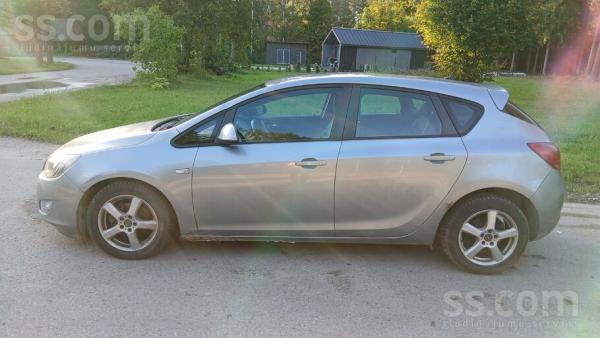 Grey Opel Astra 2012 in Riga, with an engine capacity of 1.40 L and mileage of 251 thousand km for 1000 €, photo 1 on AUTOMOTO.COM.LV